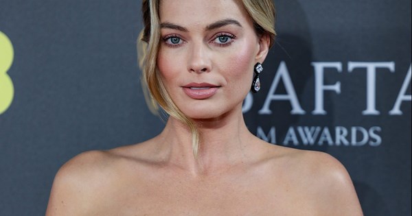 H Margot Robbie υιοθέτησε το “must” hair-look για την εποχή
