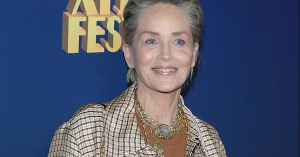 Η Sharon Stone φόρεσε την πιο άνετη φθινοπωρινή μπλούζα στη luxury ...